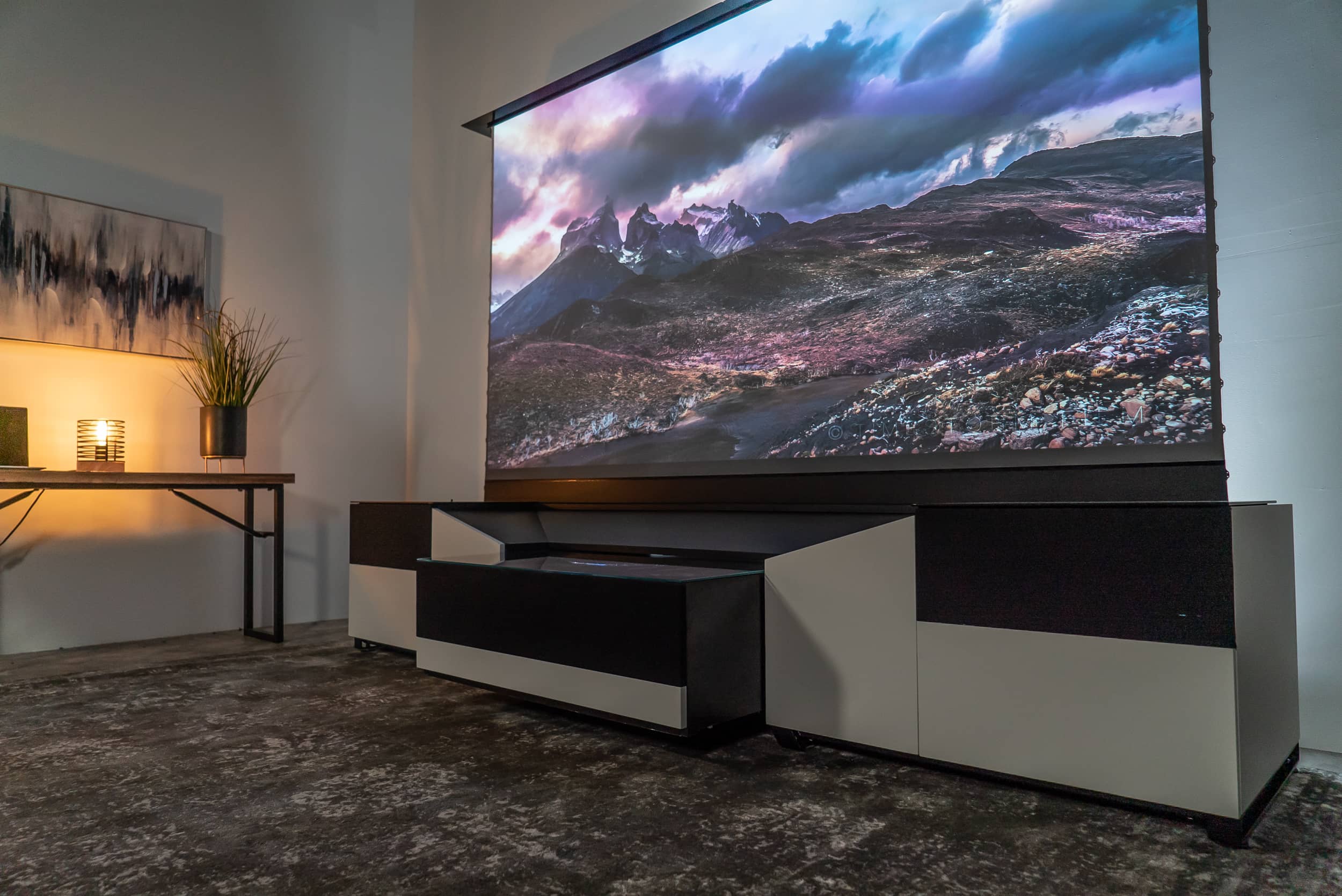 Projector Cabinet Aegis AV პროფილი